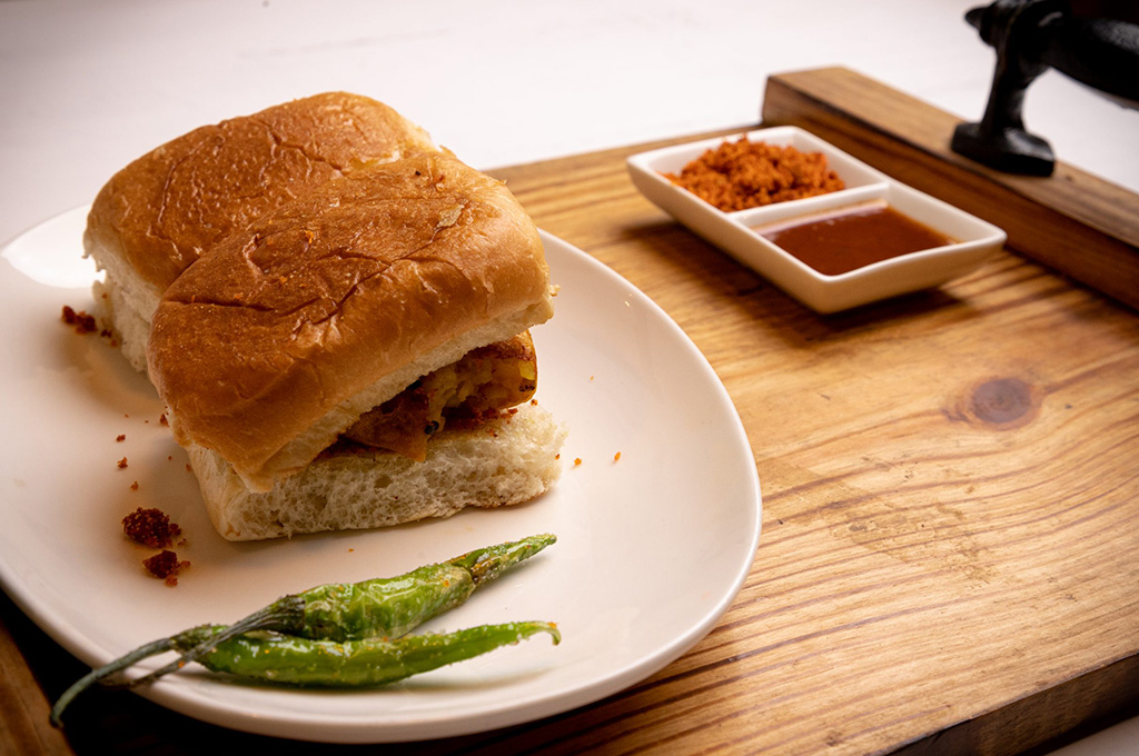 Mother’s Day Special: मुंबई का मसालेदार स्वाद ‘बेक्ड वड़ा पाव’