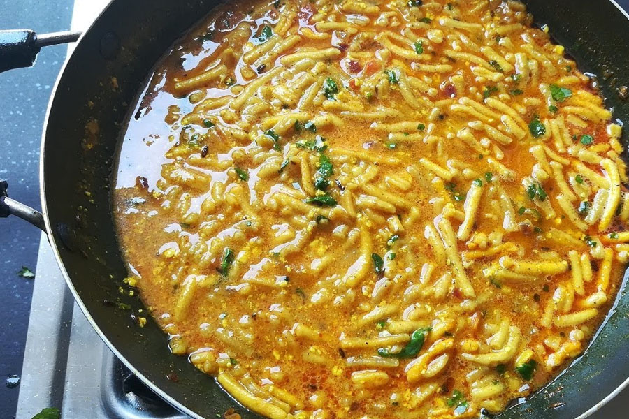 Food recipe: घर में झटपट से बनाएं दही सेव की सब्जी